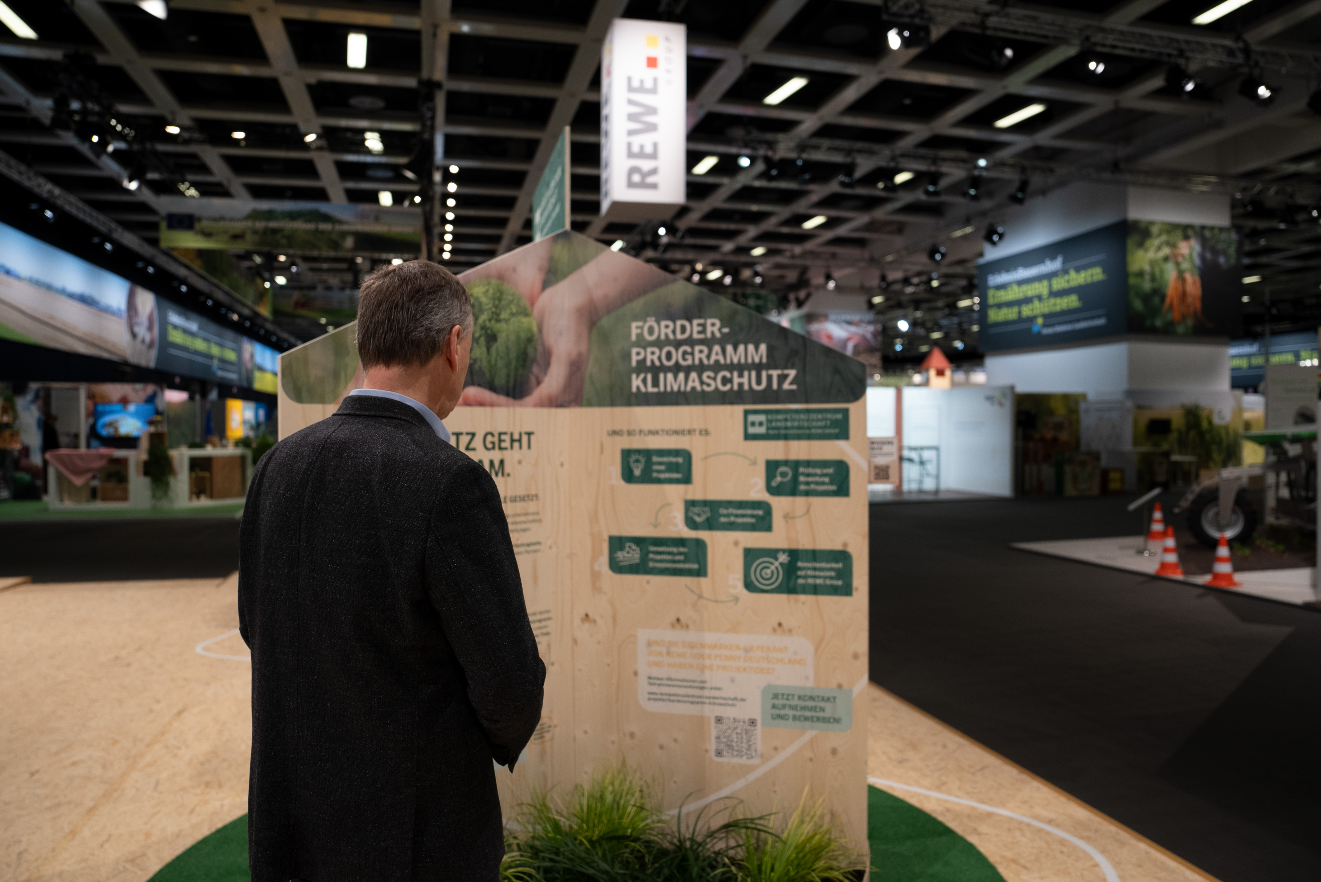 REWE Group stellt Förderprogramm Klimaschutz vor | REWE Presse